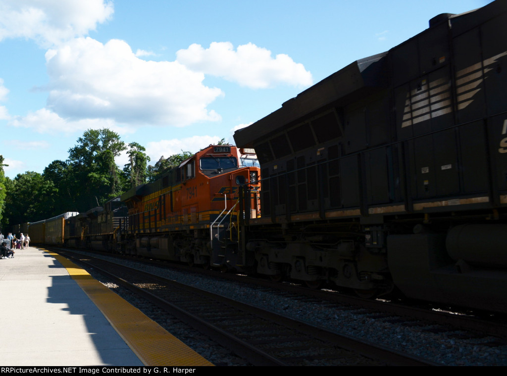 BNSF power in NS 204's consist